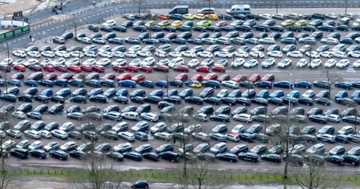 Lollige parkeerwachters van de Efteling sorteren auto’s op kleur, drone ...