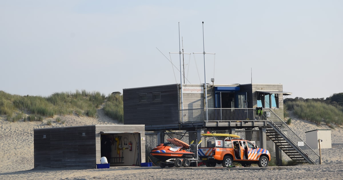 Kind (10) tot middel vast in drijfzand op het strand van Renesse | 112 ...