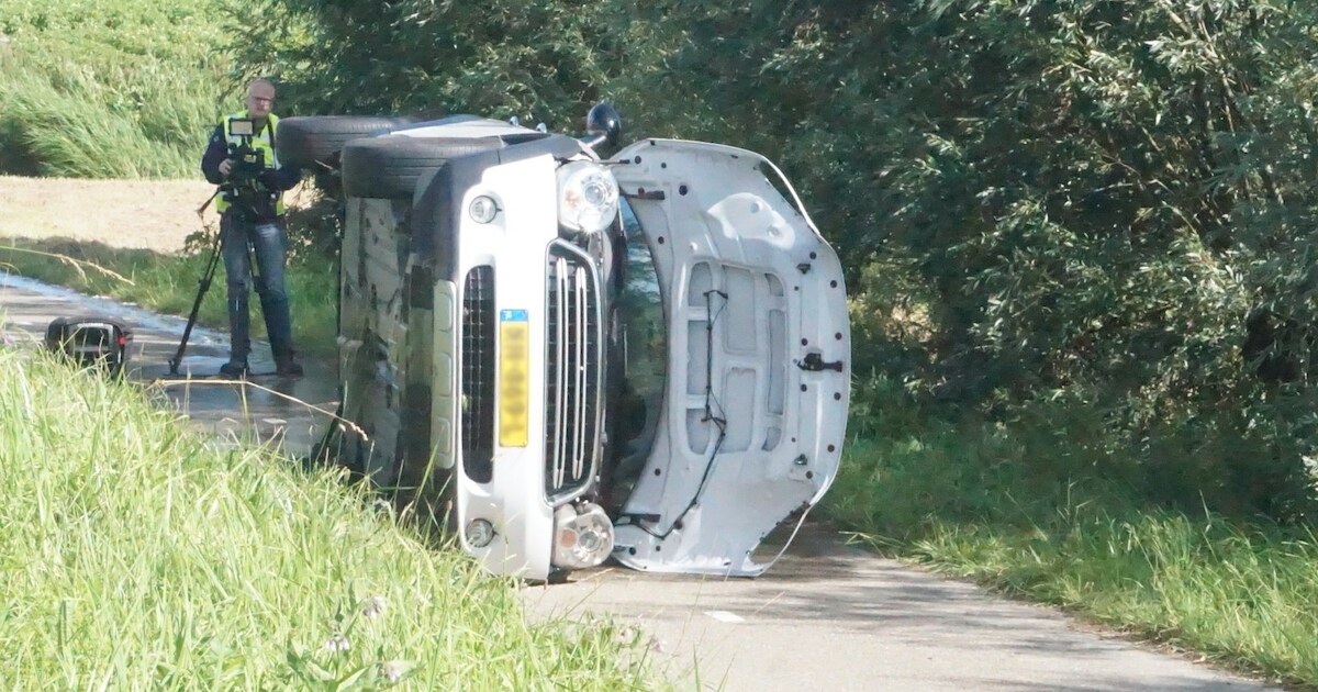 Auto belandt op zijkant op Blooisedijk in Zonnemaire | 112 nieuws Schouwen-Duiveland | pzc.nl