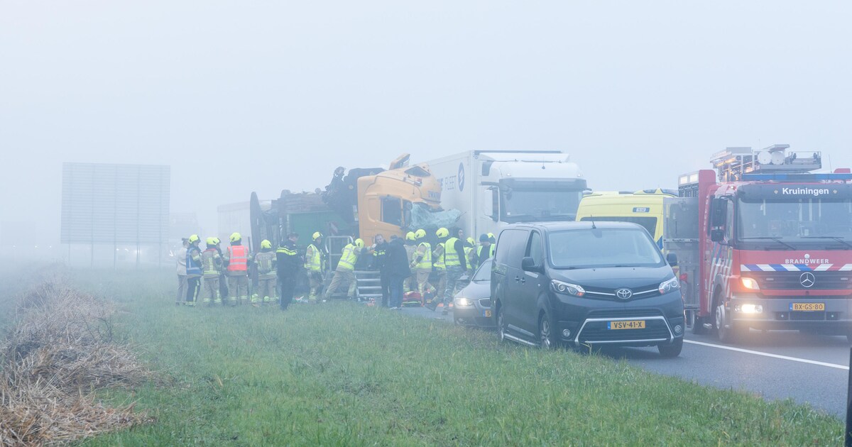 Ravage na botsing tussen twee vrachtwagens in zeer dichte mist op de A58 bij Kapelle, weg weer ...