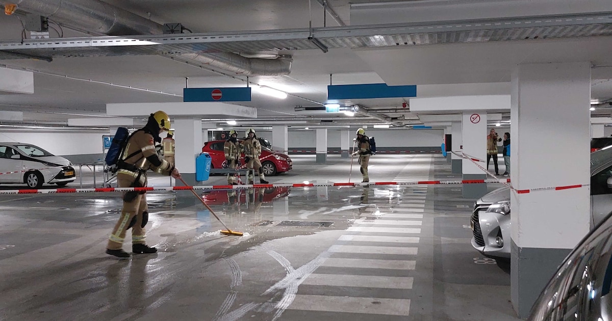 Plas benzine uit auto gelekt in parkeergarage onder Albert Heijn in ...