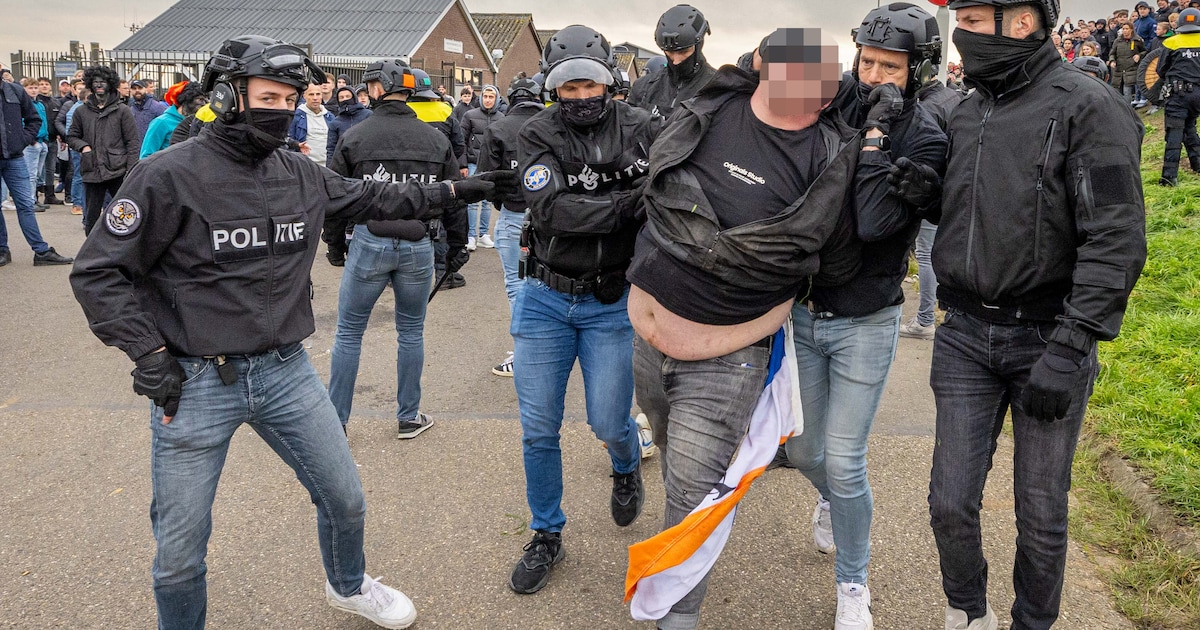 Relschoppers bij de Sinterklaasintocht in Yerseke komen er vanaf met ...