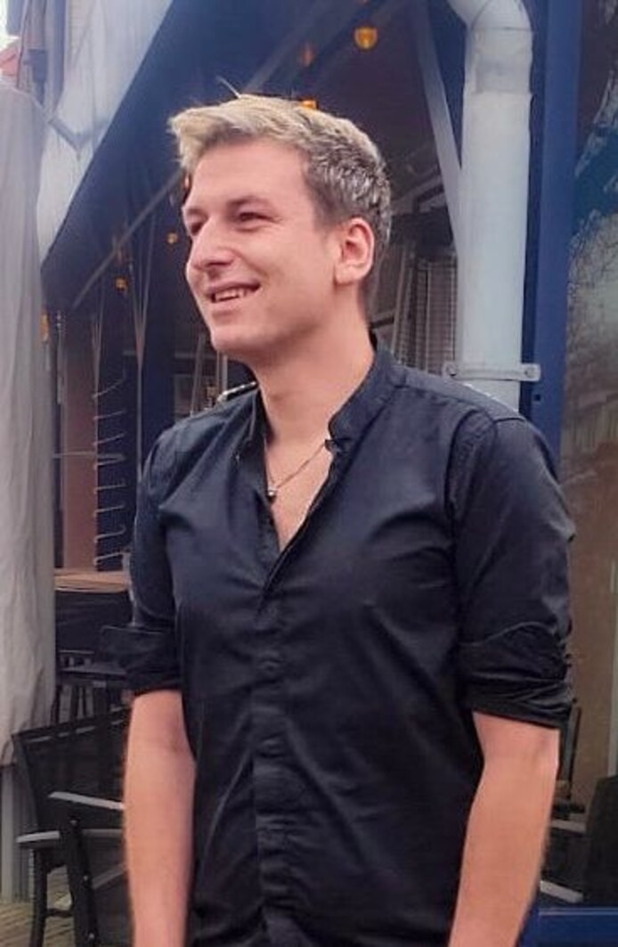 Reint Laan (80) zet het stoplicht op rood en schuift John Schoon naar ...