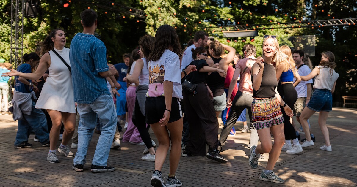 Jong en oud leeft zich uit tijdens Dansen in ’t Park: “Echt iedereen slaat hier aan het dansen ...