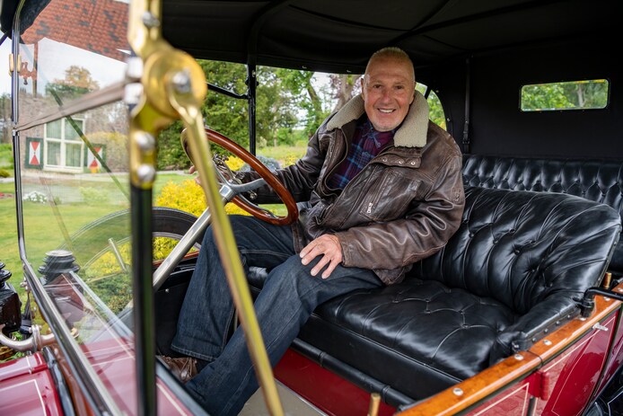 Sjaak heeft een collectie met Jaguars en Mercedessen: ‘De verzameling oldtimers is nu wel genoeg ...