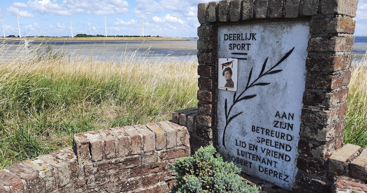 Voor wie is toch dat monumentje op een verlaten stuk dijk bij ’s ...