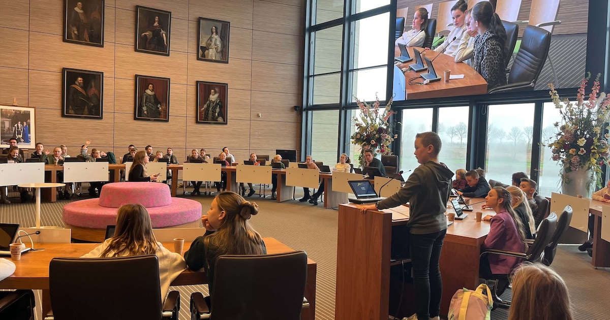 Leerlingen Eben-Haëzerschool bezoeken gemeentehuis Tholen | Tholen | PZC.nl