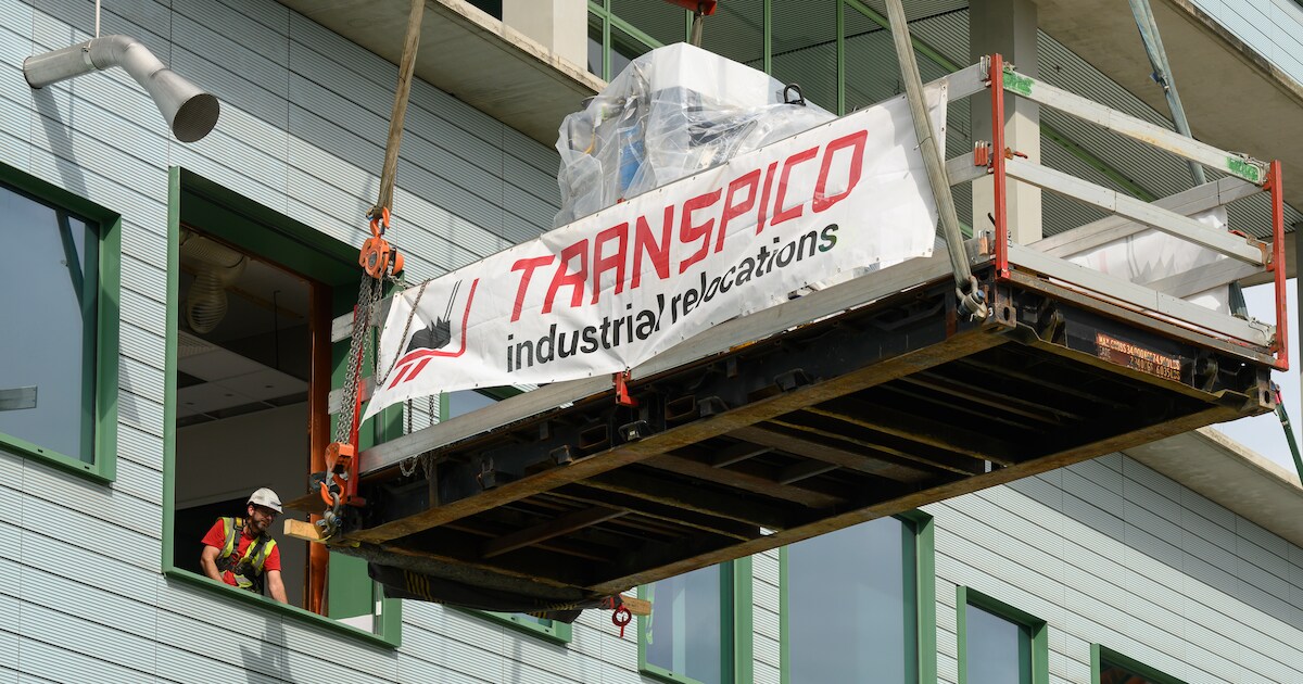 MRI-scanner van 6 ton wordt geleverd door raam van ZNA Cadix ...