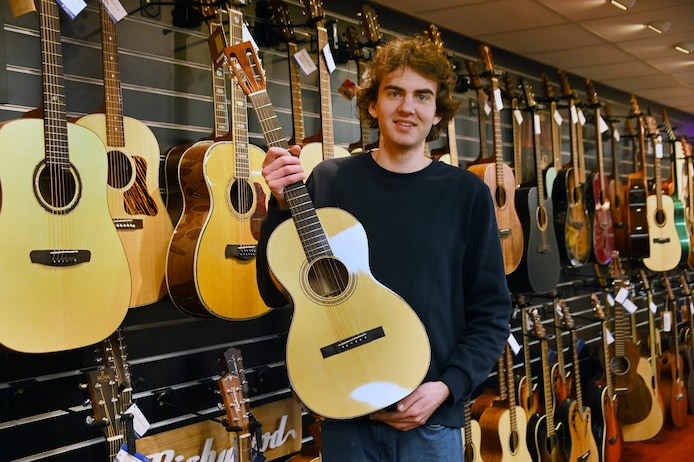 Seppe (20) stopte met zijn ICT-opleiding om gitaren te kunnen bouwen ...
