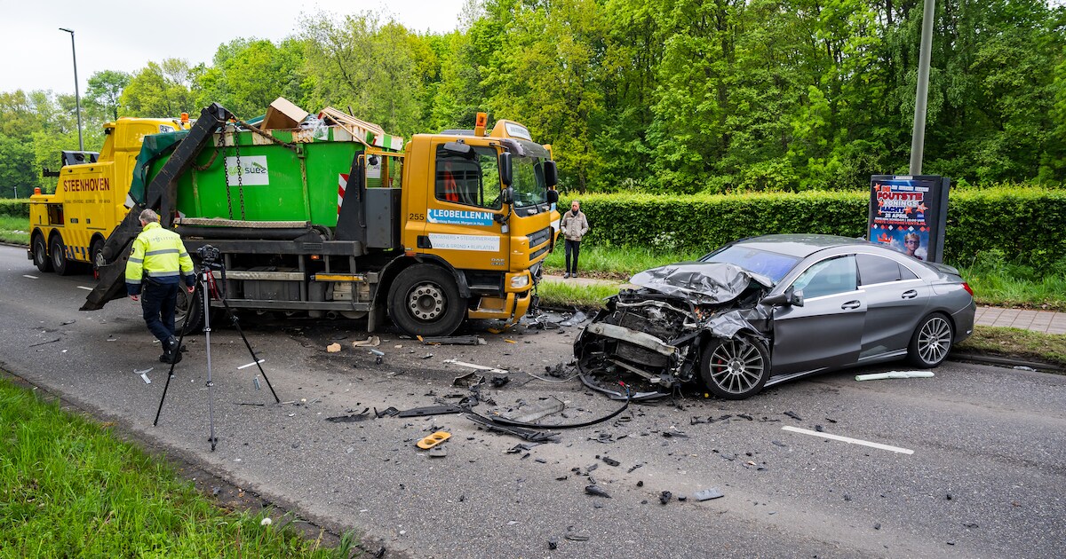 Twee gewonden bij frontale botsing tussen vrachtwagen en auto in Schiedam | Rotterdam | pzc.nl