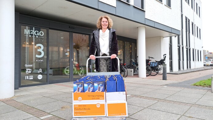 Met flessen bubbels over het Stadhuisplein: 'Lekker met een glaasje het ...