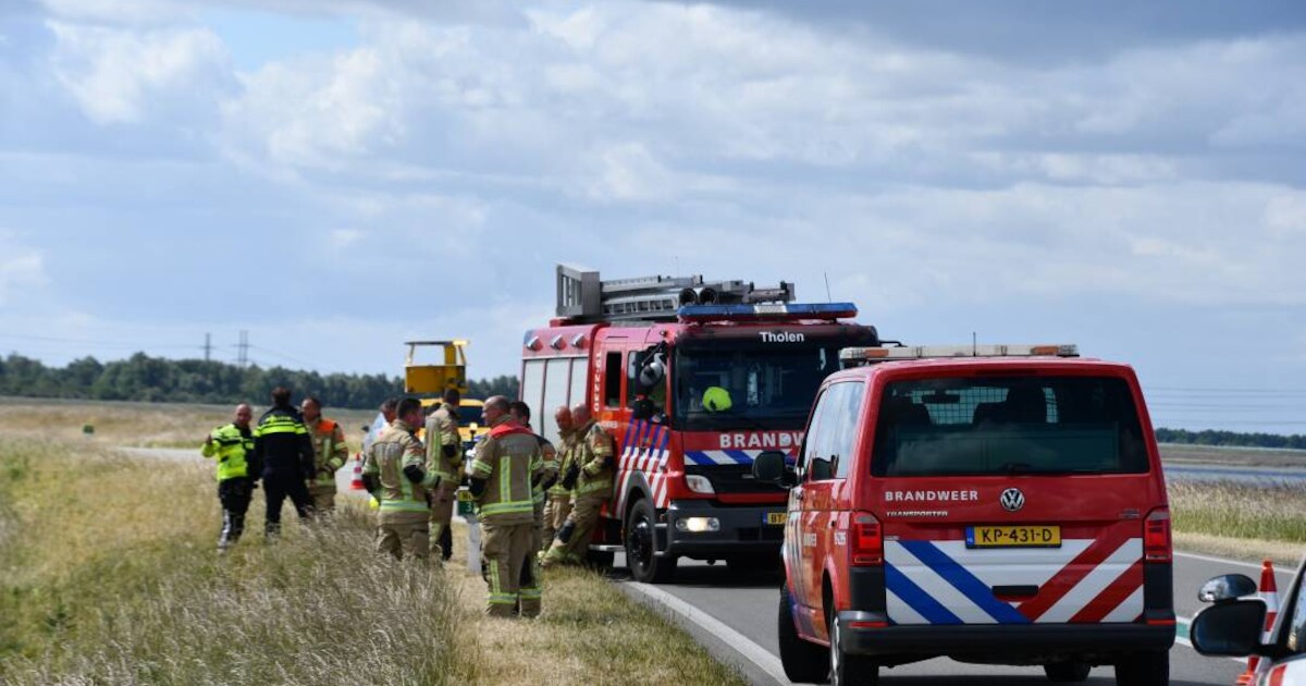 Bestelbus raakt van N659 in Rilland en komt 20 meter van de kade in het ...