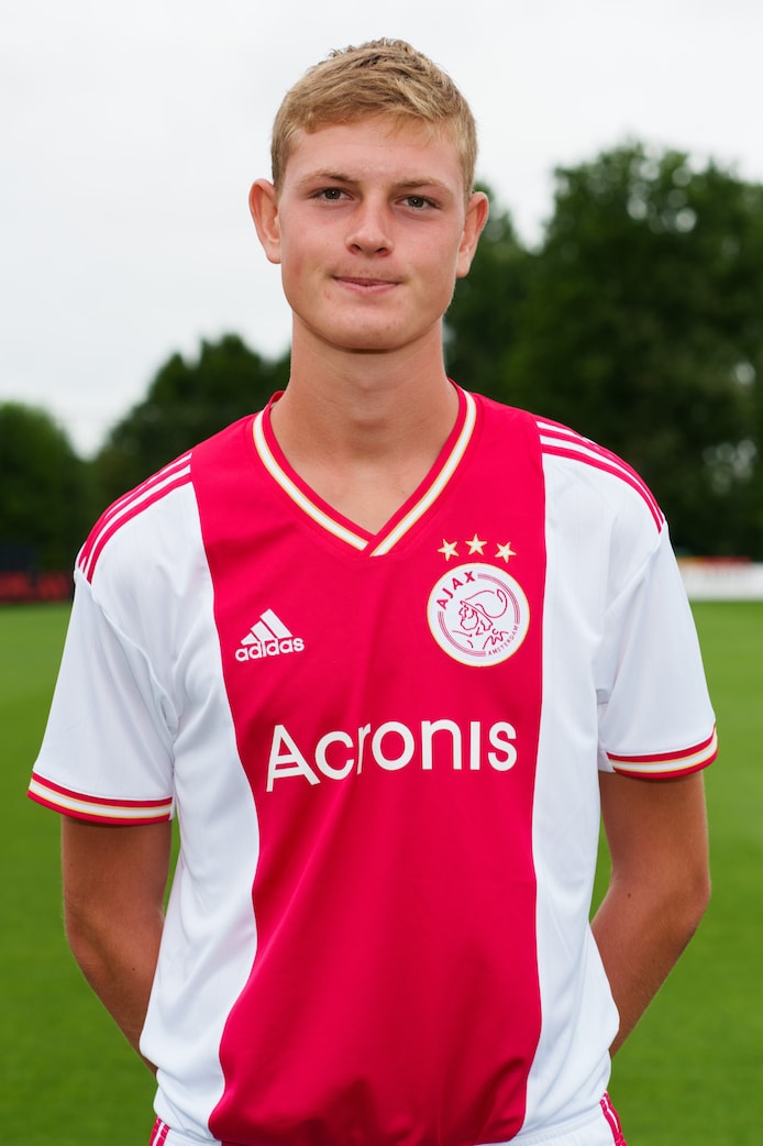 Dies Janse moet door hoofdwond toekijken bij verloren finale Ajax onder ...