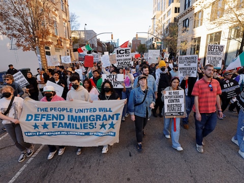 LIVE VS | Amerikaanse immigratiedienst pakt bij invallen in Charlotte ...