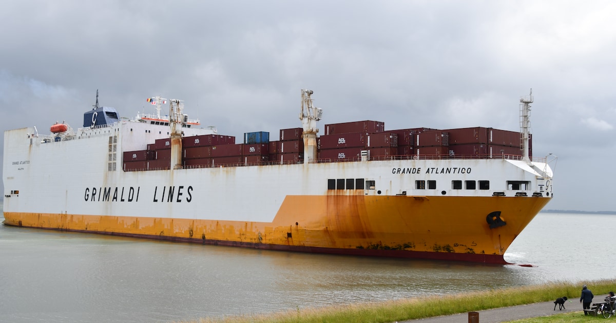 Ruim 200 meter lang schip loopt vast voor kust bij Ritthem, maar komt ...