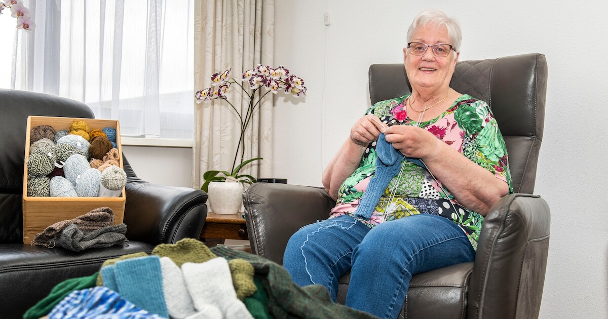 Sari heeft het er maar druk mee: ‘Ik brei twee paar sokken per week ...