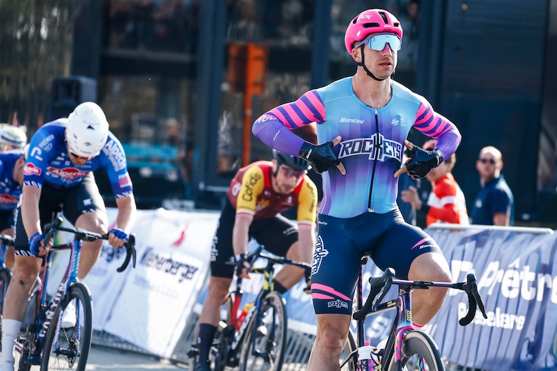 Dylan Groenewegen onderstreept topvorm en klopt Jasper Philipsen in ...