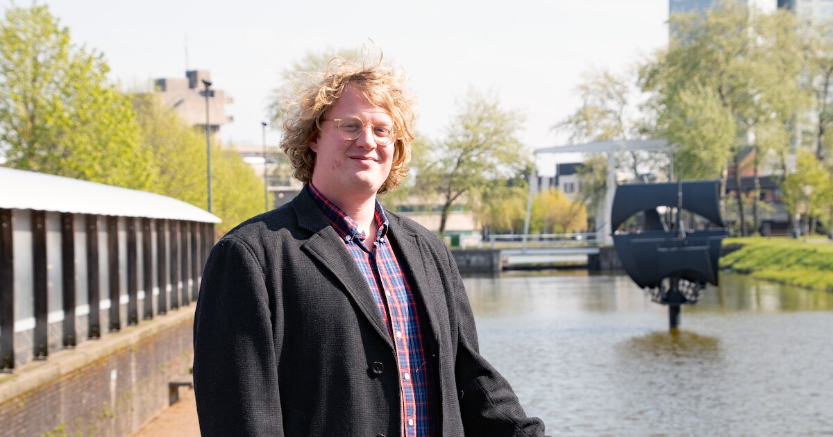 Borst vooruit, kin omhoog, jasje en dasje aan. Jos (27) bestormde ...