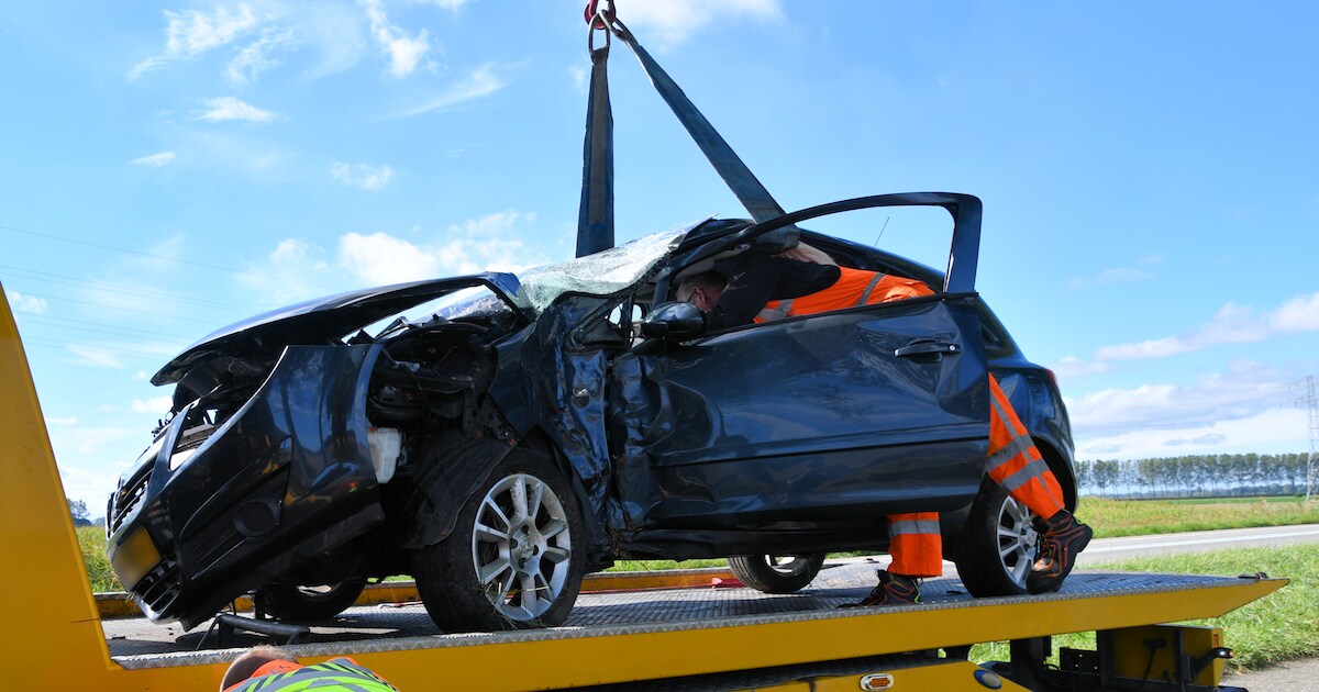 Automobiliste botst tegen boom bij Zuiddorpe en raakt gewond | 112 nieuws Terneuzen | PZC.nl