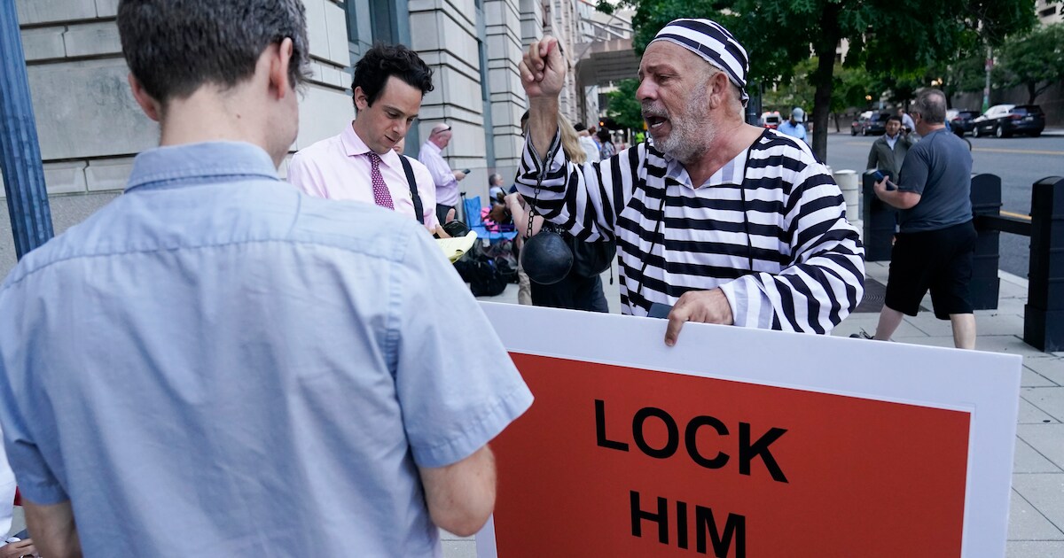 Trump op weg naar rechtbank in Washington, hoe gaat het deze keer ...