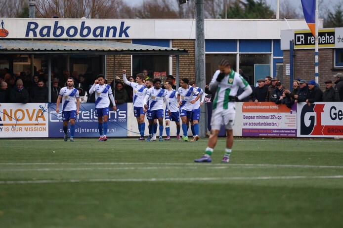 Topscorer Steve Schalkwijk schiet tiental Hoek na vroege rode kaart in ...