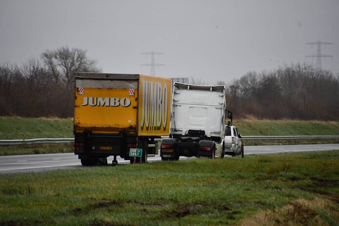 Gewonde bij ongeval op A58 met auto’s en vrachtwagen, weg na uren weer open | Kapelle | pzc.nl