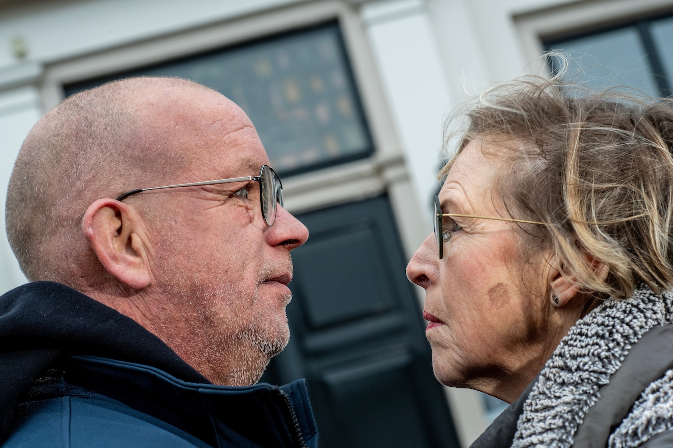 Tineke verwelkomt azc in hun dorp, René protesteert: 'Vrouwtje van 80 ...