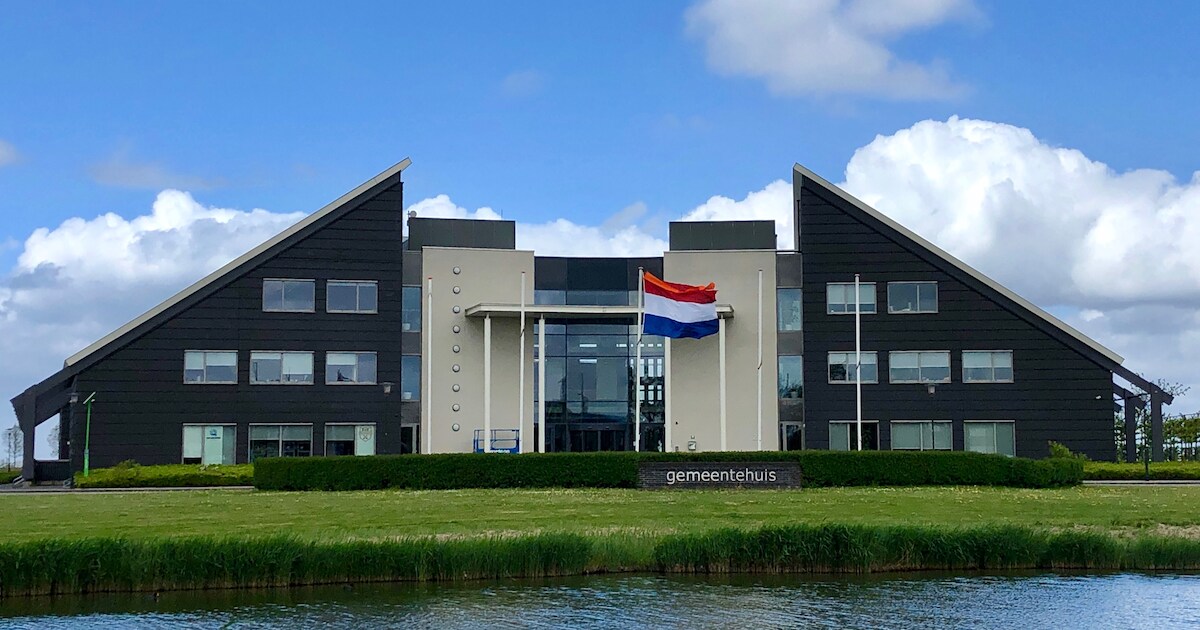 Gemeente Tholen laat 330 zonnepanelen op het gemeentehuis leggen, deels ...