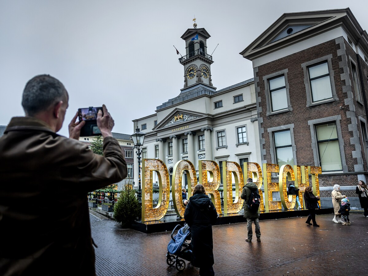 Grote, opvallende letters bij stadhuis Dordrecht vernield tot ‘Ordrecht’: ‘Niet de eerste keer ...