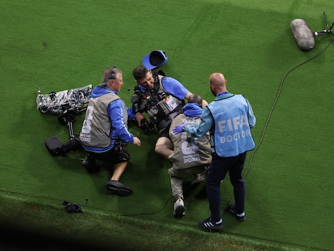 Pijnlijk moment voor cameraman: dokter het veld op na harde tackle ...
