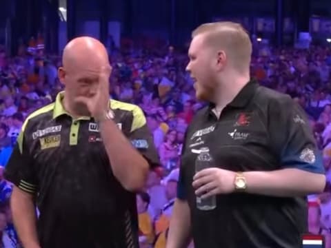 Comedy Capers in Kopenhagen: Michael van Gerwen stuurt ‘Elvis Presley ...