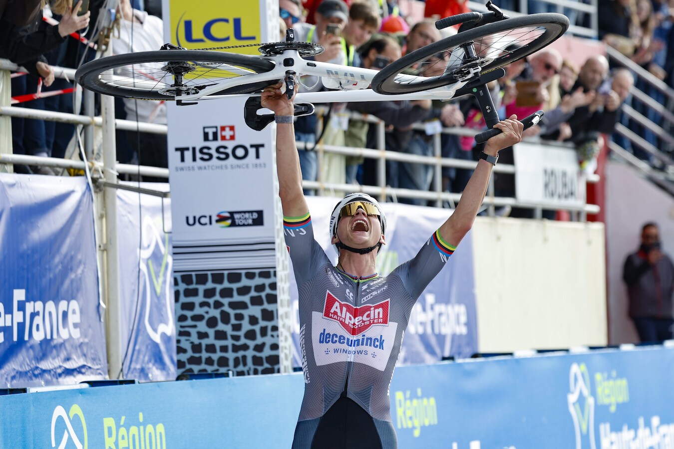 Fenomenale Mathieu van der Poel na nieuw duel met Tadej Pogacar voor derde keer op rij de beste ...