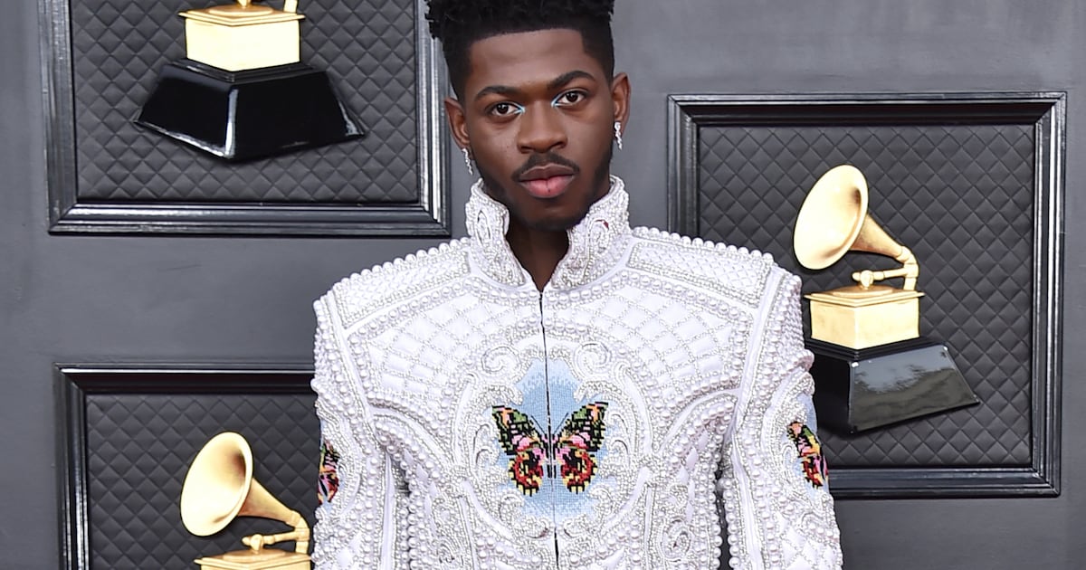 Lil Nas X laat na arrestatie voor het eerst van zich horen: ‘Dat was ...