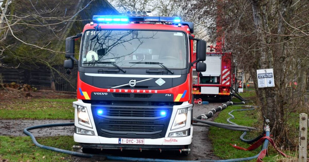Gas geroken bij lastig te blussen brand in Oostburg, brandweerlieden ...