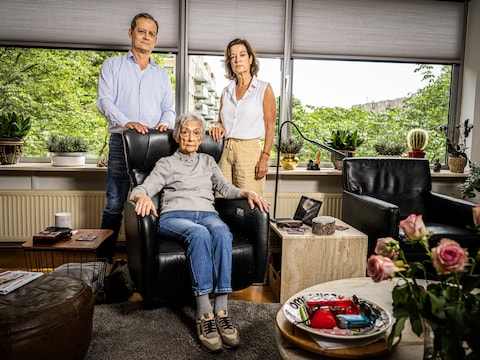 Nepbankmedewerker berooft Louise Marie (95) in eigen huis, maar zaak ...