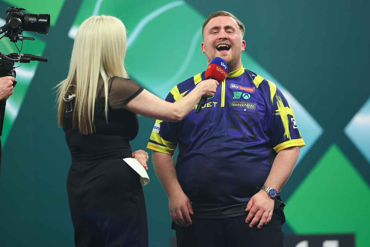 Luke Littler lacht fans uit na winst op WK darts: ‘Jullie fluiten me ...