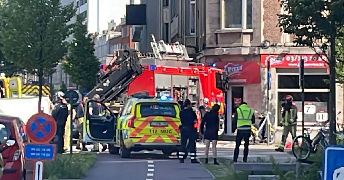 Fietsster (33) in levensgevaar na aanrijding met vrachtwagen op Plantin en Moretuslei ...