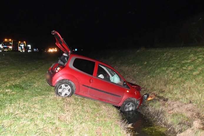 Auto belandt in sloot na botsing met busje op N57 bij Middelburg | 112 nieuws Middelburg | pzc.nl