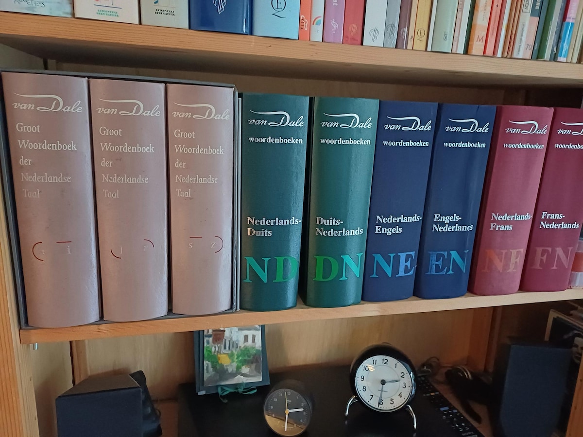 Van Dale kiest ‘hallucineren’ tot het Woord van het Jaar 2025 ...