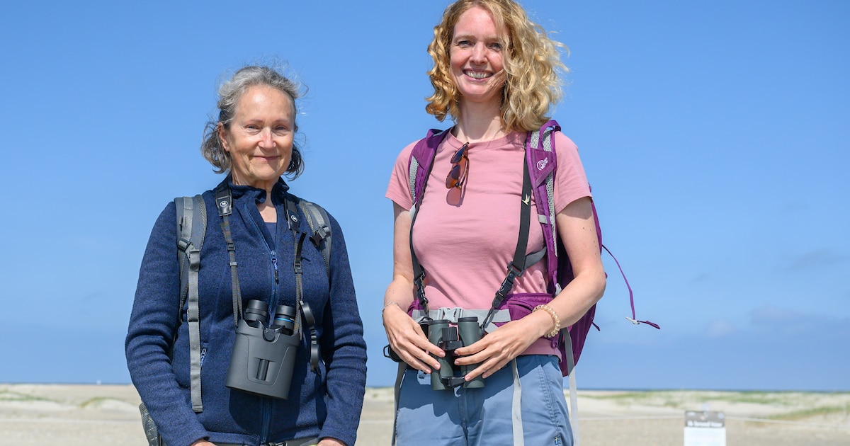 Strandbroederhoeder Titia kan haar geluk niet op bij het zien van al ...
