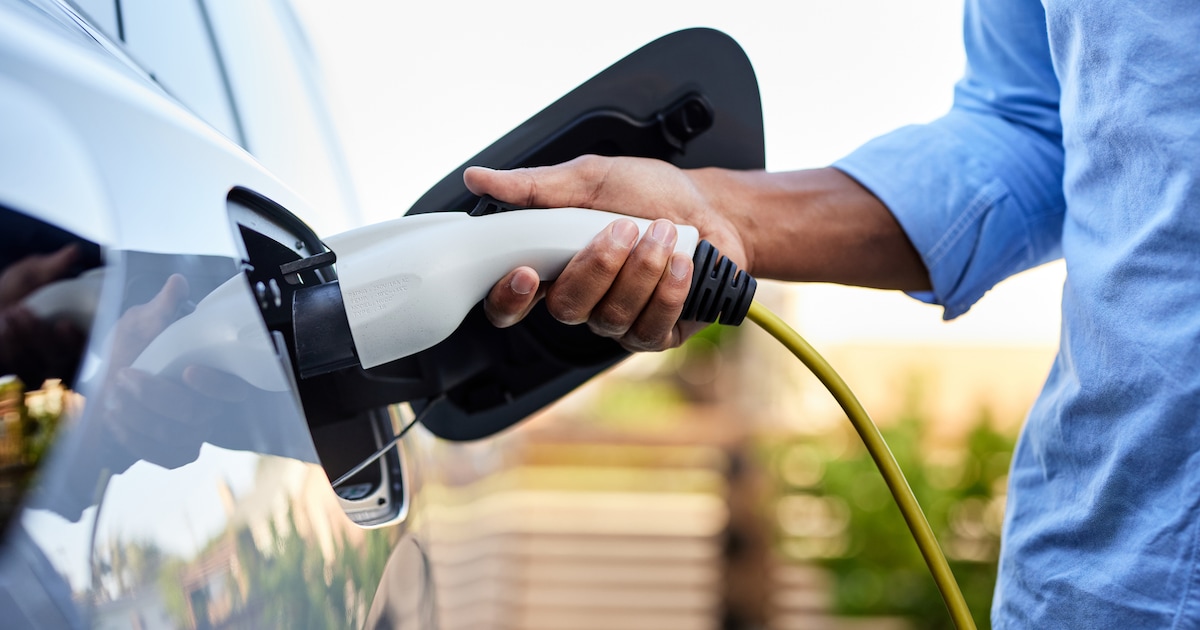 Elektrische auto opladen met eigen stroom, maar geen oprit? Zo kan het ...