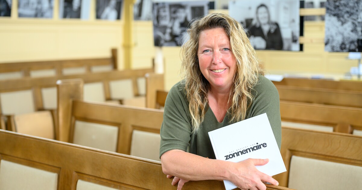 Verbinding met Zonnemaire is groot, iedereen wil wel op de foto voor ...