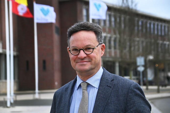 Nooit eerder maakte burgemeester van Vlissingen Bas van den Tillaar ...