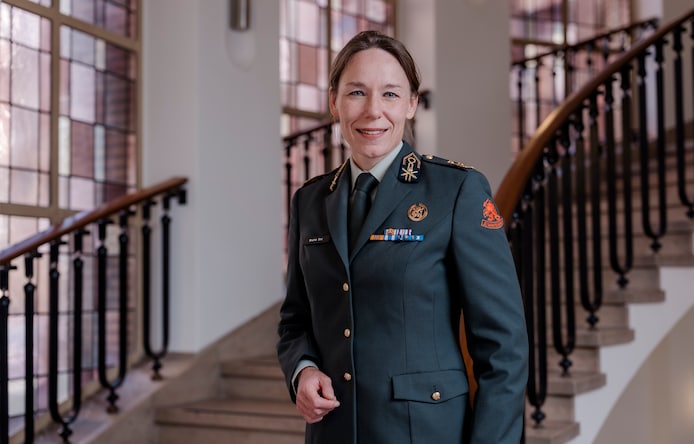 De minister is nu militair: ‘Ik lig niet meer met mijn geweer in het voorterrein’ | Politiek ...