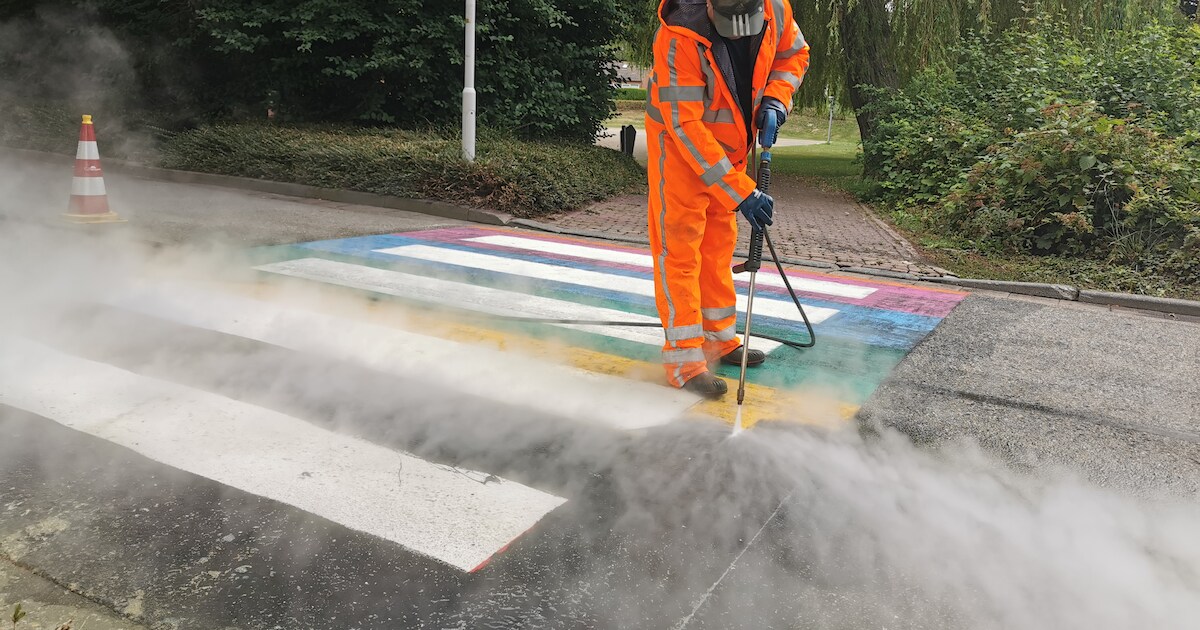 Beklad regenboogzebrapad in Biervliet binnenkort weer schoon; ‘actie is ...