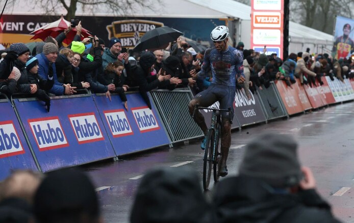 TERUGLEZEN | Hulst krijgt twee fraaie verrassingen tijdens Vestingcross, Senna Remijn laat zich ...