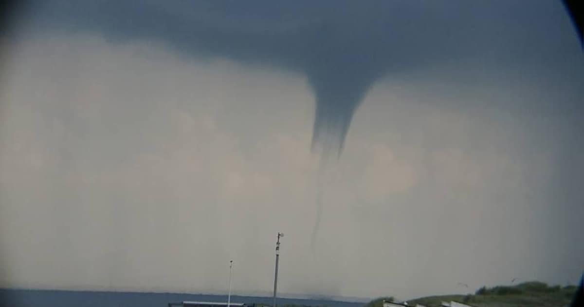 Grote waterhoos duikt op boven zee bij Neeltje Jans | Regio | PZC.nl