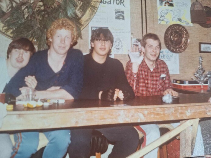 André uit Haamstede zat 130 uur lang op een barkruk zonder te slapen om ...