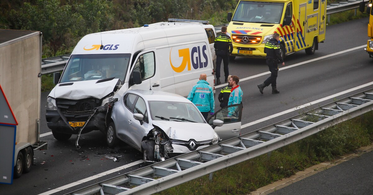 Ongeluk met drie voertuigen op A15 bij Papendrecht | Dordrecht | pzc.nl