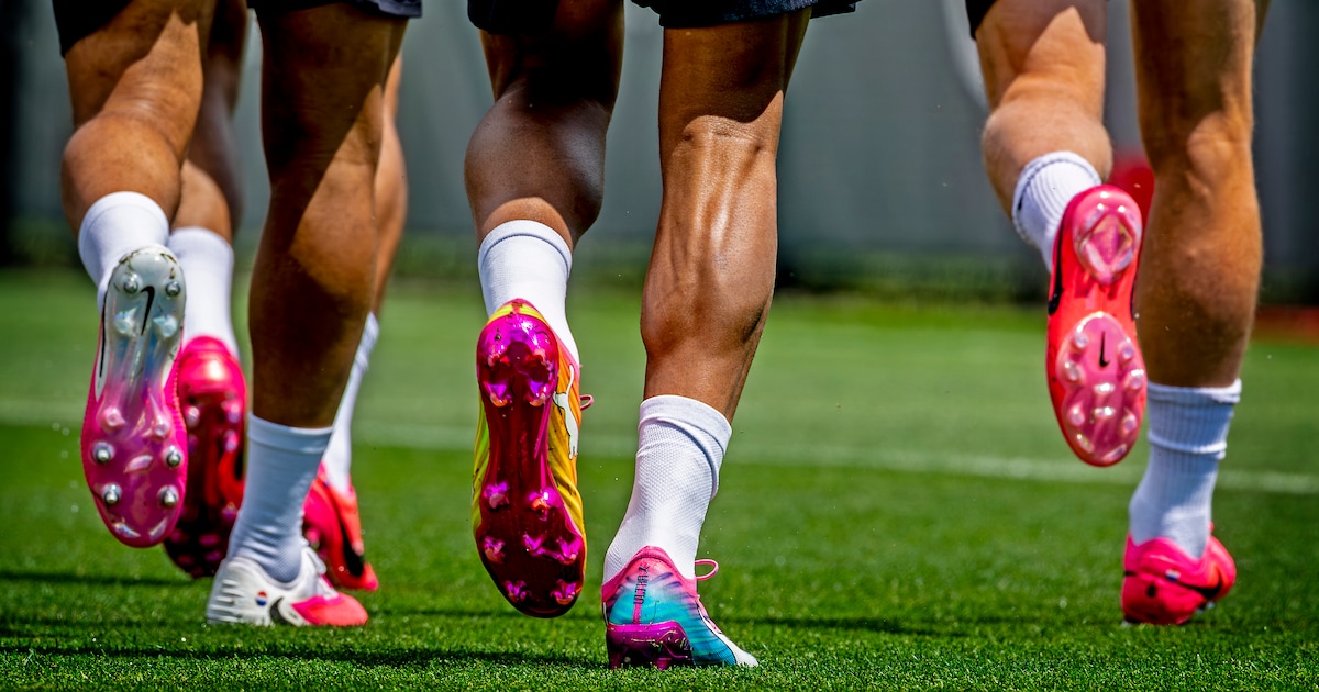 Spelers van Oranje massaal op roze schoenen tijdens training in New ...